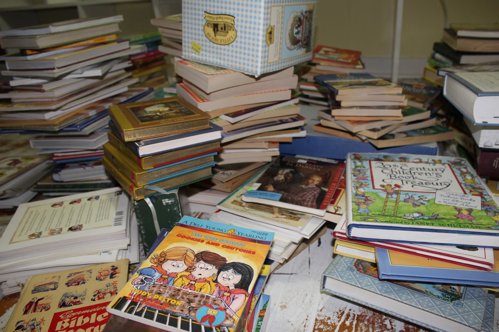 The Unlikely Homeschool: Building a Children's Library at Home {with a ...