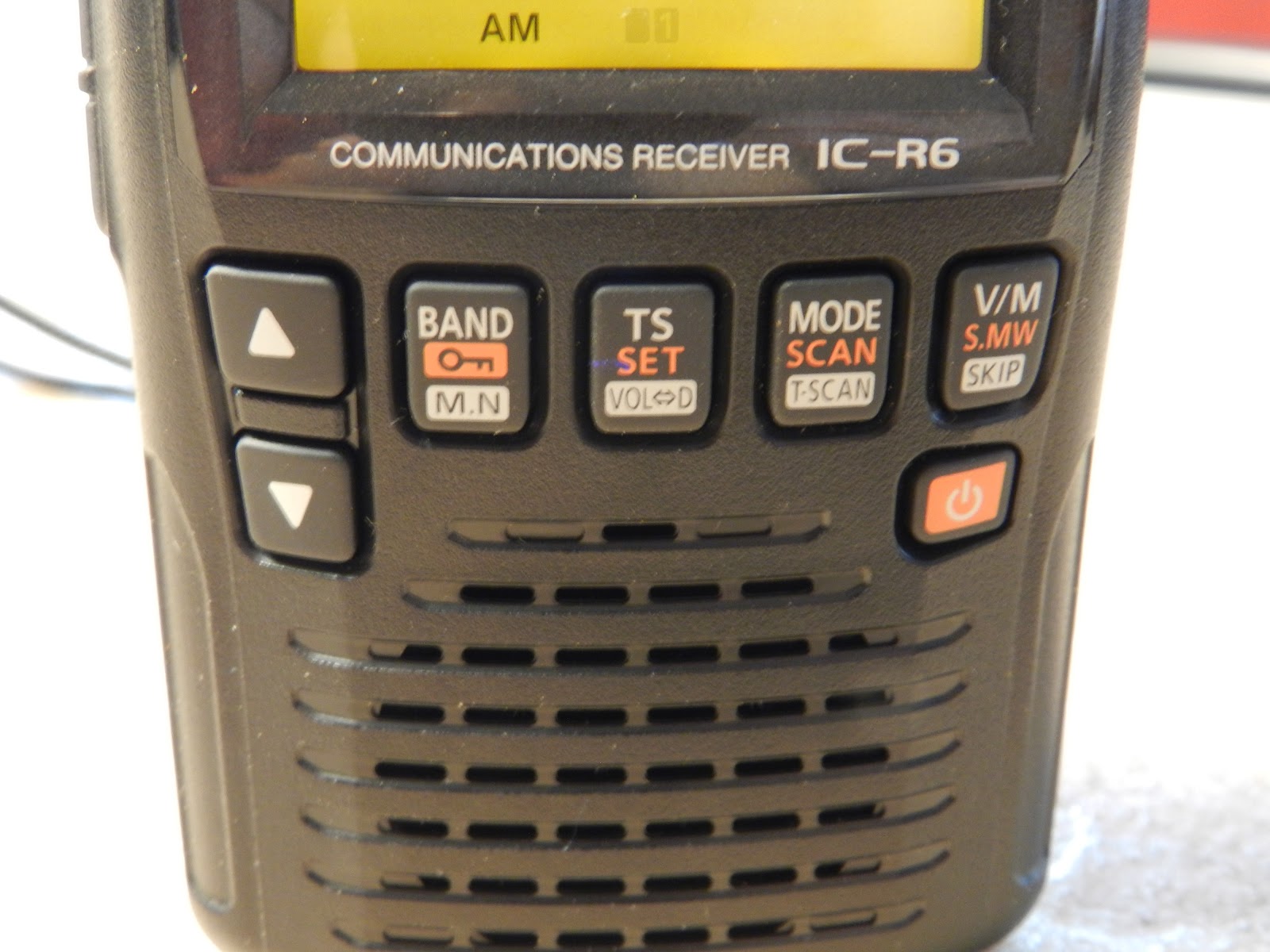 Monitoring Reviews: Icom IC-R6 a Closer Look (in Pictures)