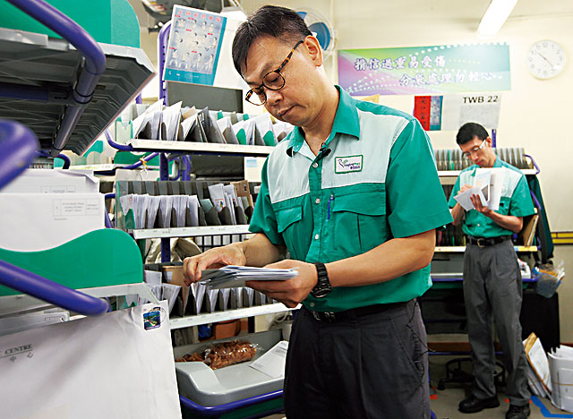 海外傳真/香港選舉刊物爆量 逾10名郵差擠大廈投遞(香港東方日報) - 郵差權益大連線 Realguts Postman | 別再為明天工作 ...