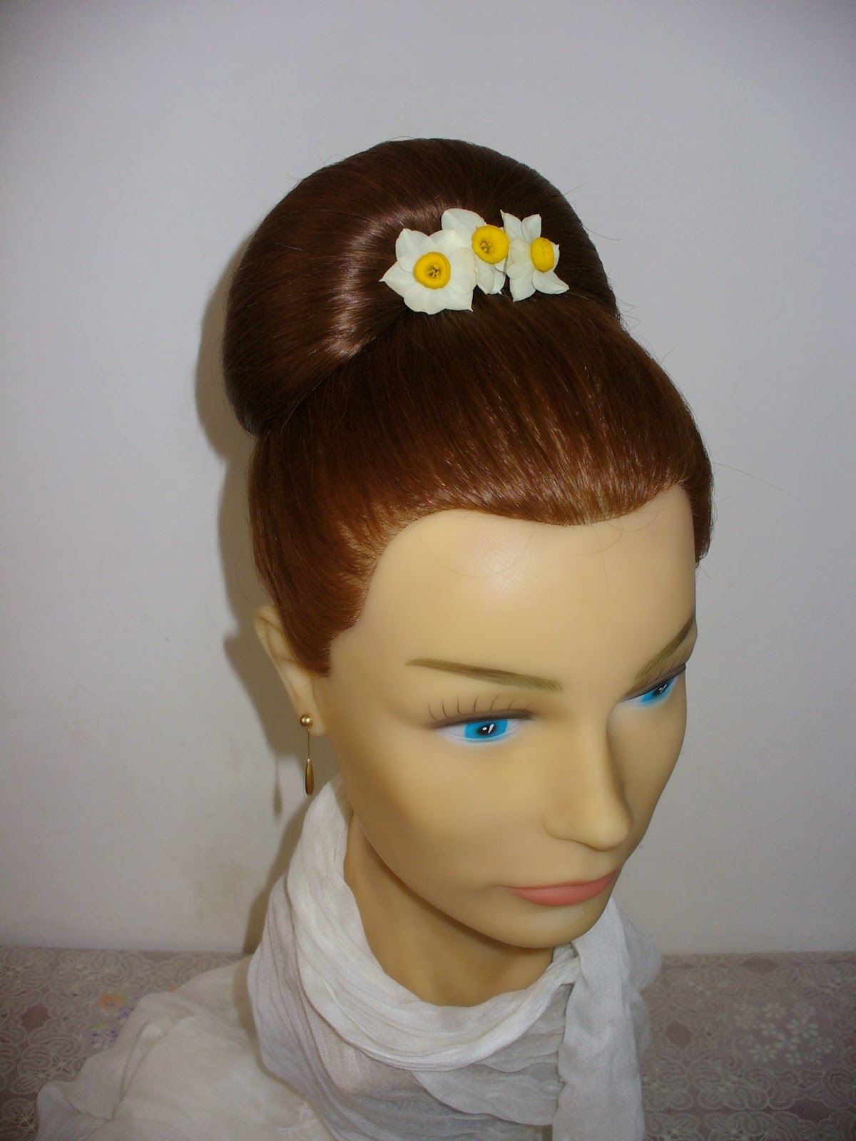 Freze, tunsori si coafuri moderne: Freze cu coc simplu - Coafura simpla ...