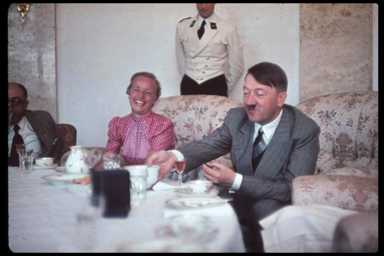 Casus Belli: Novas fotos coloridas descobertas do interior da casa de ...