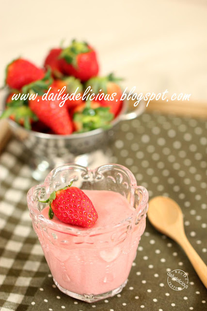 dailydelicious thai: Strawberry Bavarois: Easy lazy sweet!