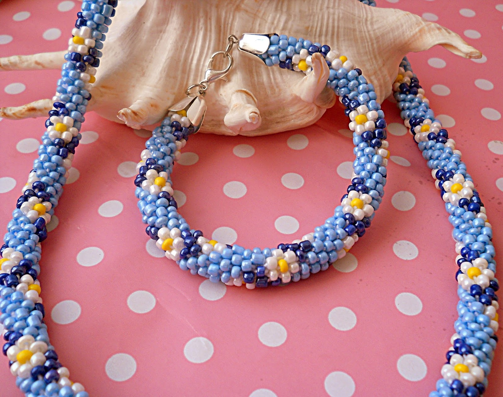 Handmade - Cristina Brejan: Set albastru cu floricele albe