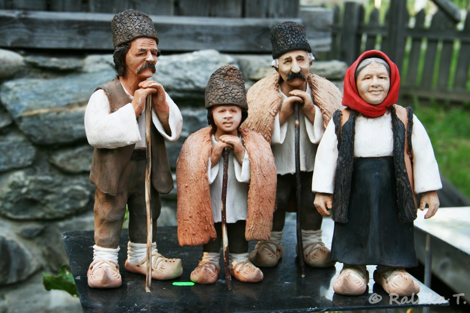 A world of colours: Figurine din lut