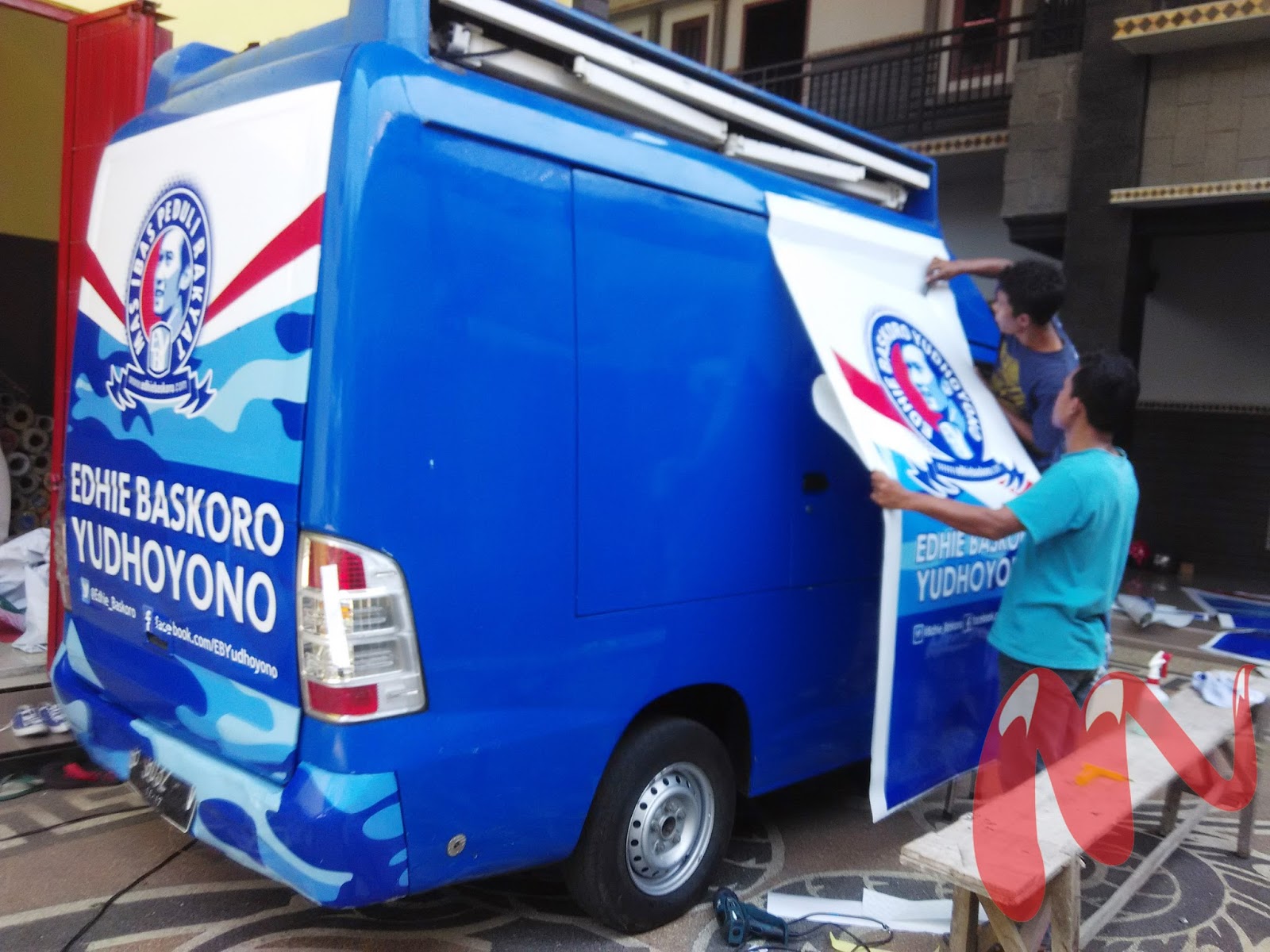 Branding Mobil dengan stiker indoor ~ Merdeka Digital Printing
