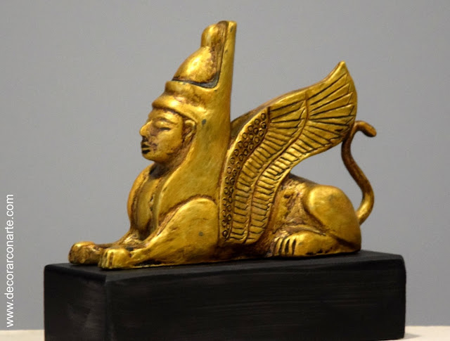 Goldene Figur. Sphinx der Higuerones. 11cm