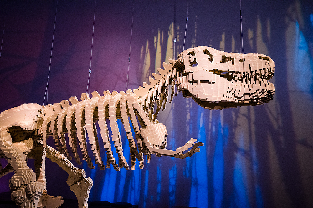 งานแสดงศิลปะรูปปั้นตัวต่อ Lego ที่ ArtScience Singapore Museum โดย ...