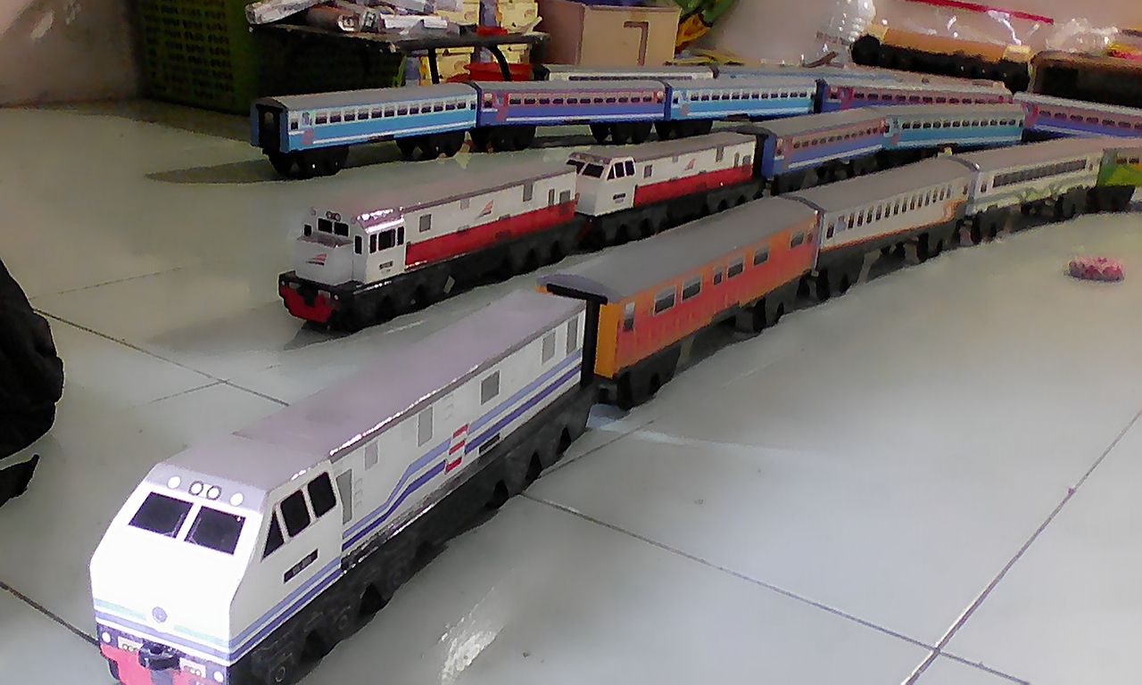 MINIATUR KERETA API MAINAN KAYU