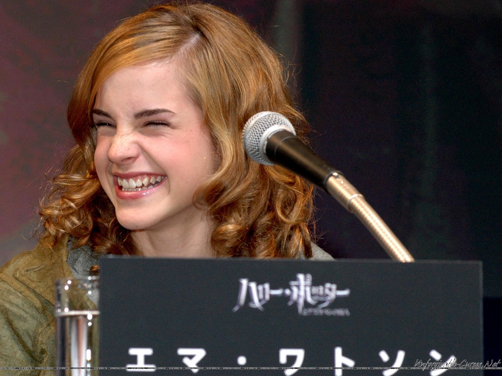 Hot Female Celebrities: Emma Watson Smiling
