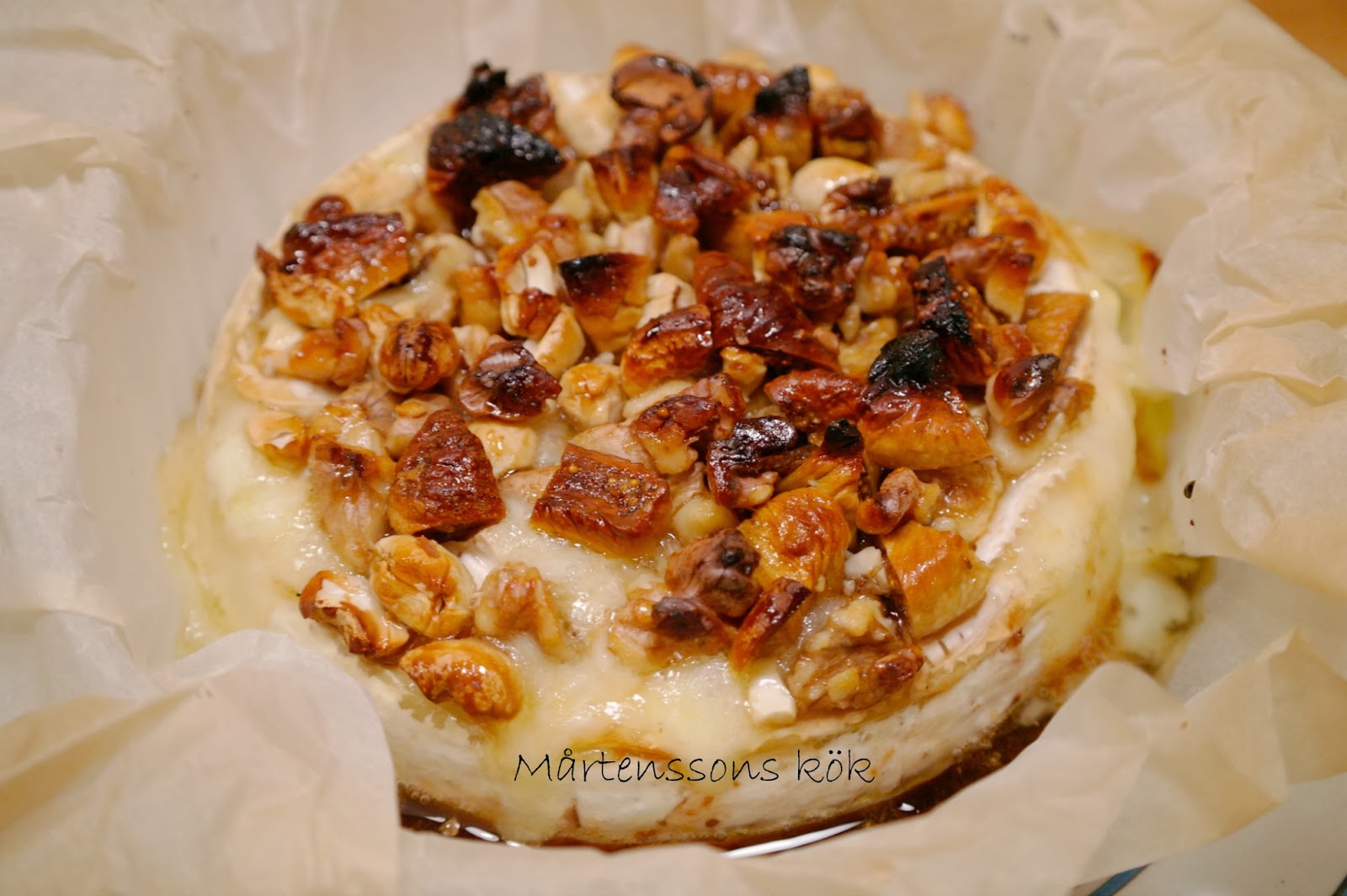 MÅRTENSSONS KÖK: Ugnsbakad brieost med allehanda gotter på.