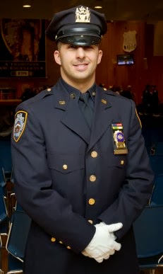 An NYPD officer literally gives a cold homeless man the sweatshirt off ...