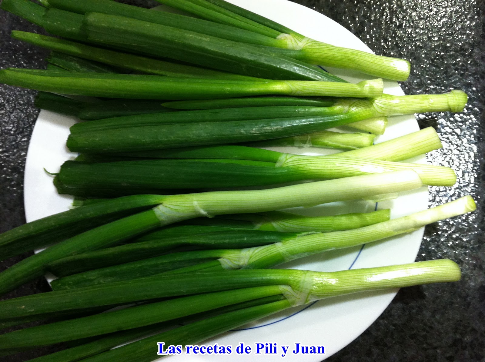 Las recetas de Pili y Juan: Tortilla de tallos de cebolleta