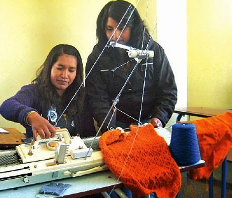 Alumnos de Ingeniería Textil están listos para crear tejidos - UPEA
