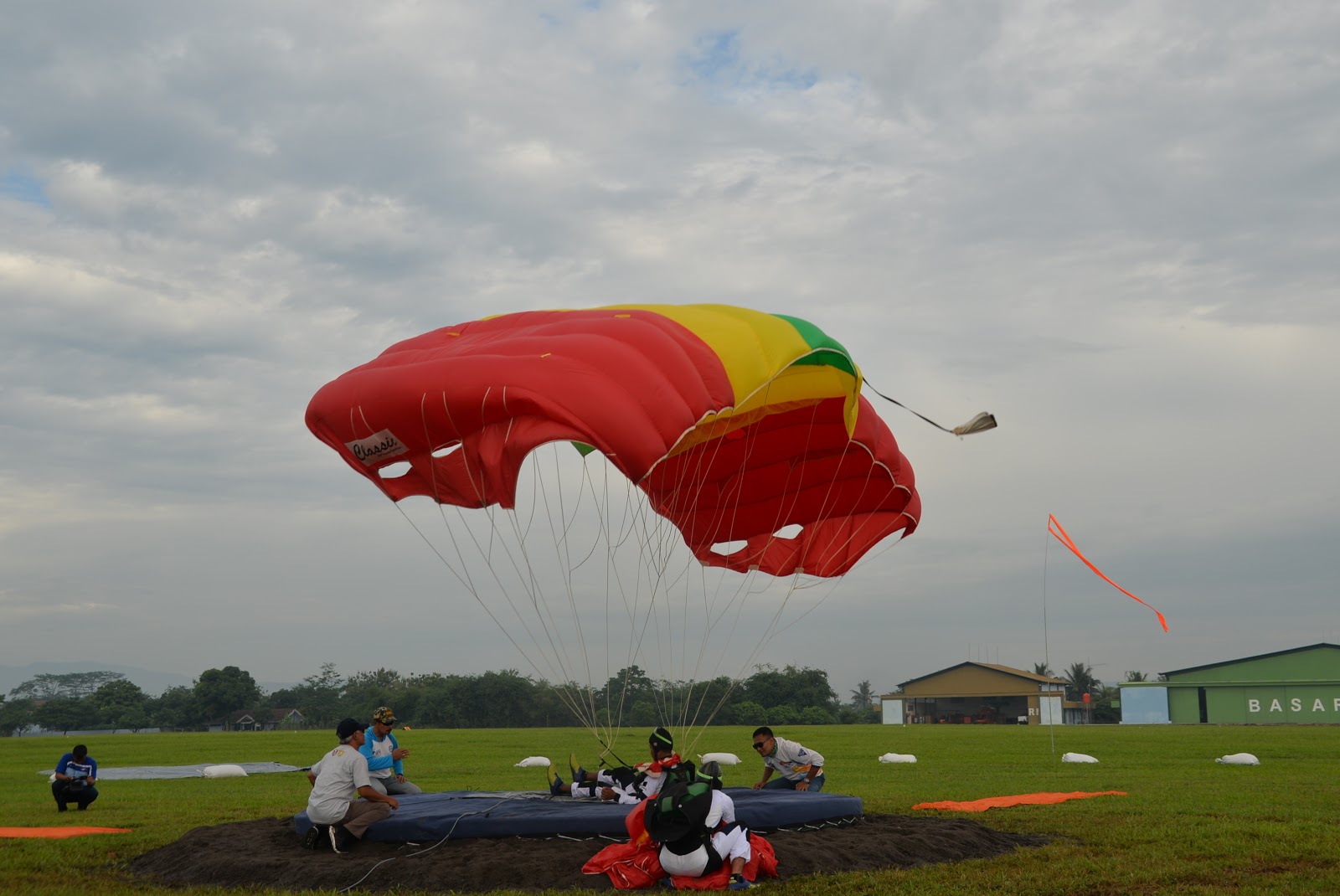 .: Penerangan Atang Sendjaja :.: ATLET TERJUN PAYUNG MALAYSIA DAN ...