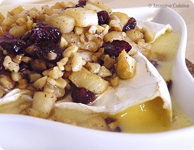 Brie fondant au sirop d'érable, aux pommes et aux noix - Jasmine Cuisine