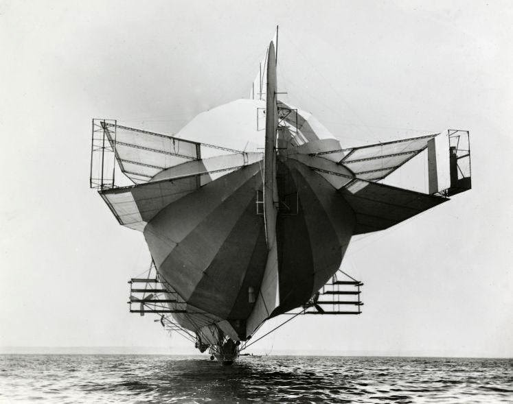 22 Photos of Zeppelins and Hot Air Balloons From Between the 1910s and ...