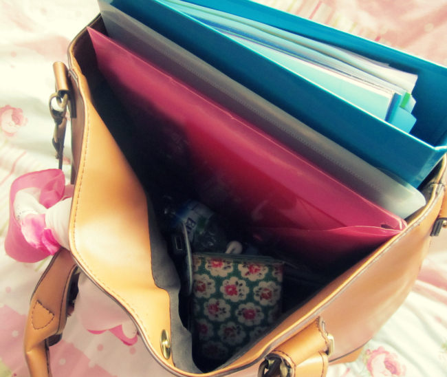 islaay | UK beauty, fashion and nail art blog: what's in my sixth form bag