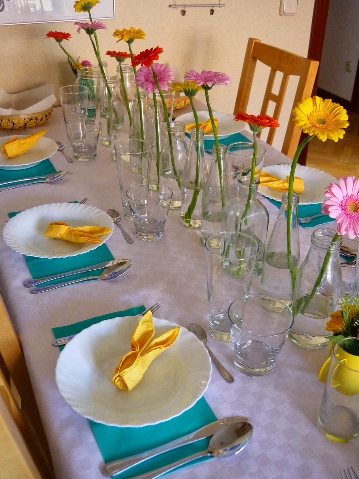 La Chef A: Mesa primaveral con flores y botellas de cristal