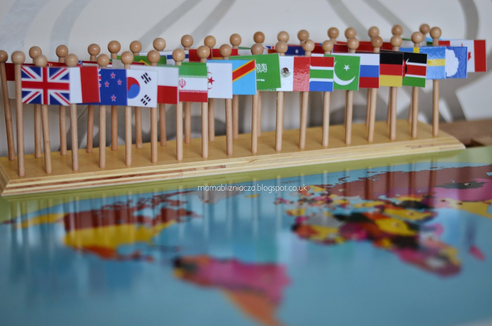 mamablizniacza: Mapa Świata z flagami. Montessori