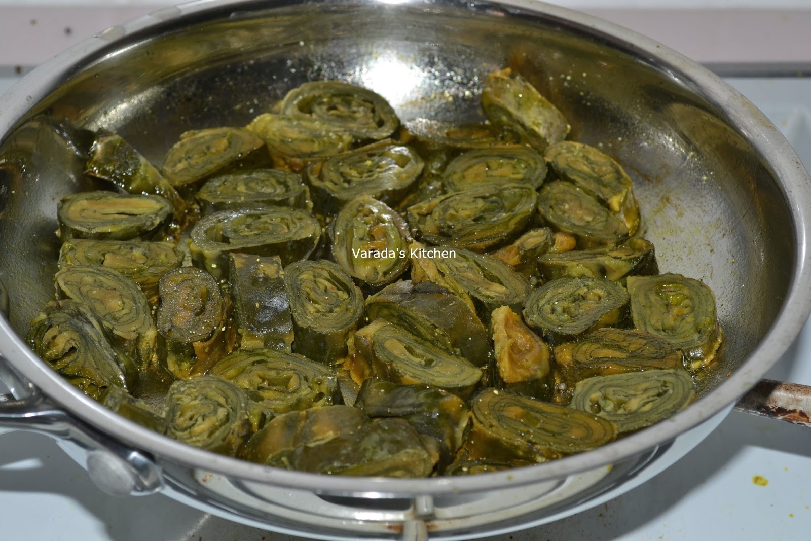 Varada's Kitchen: Aluchi wadi (Alu wadi / Arabi leaf cutlets / patra)