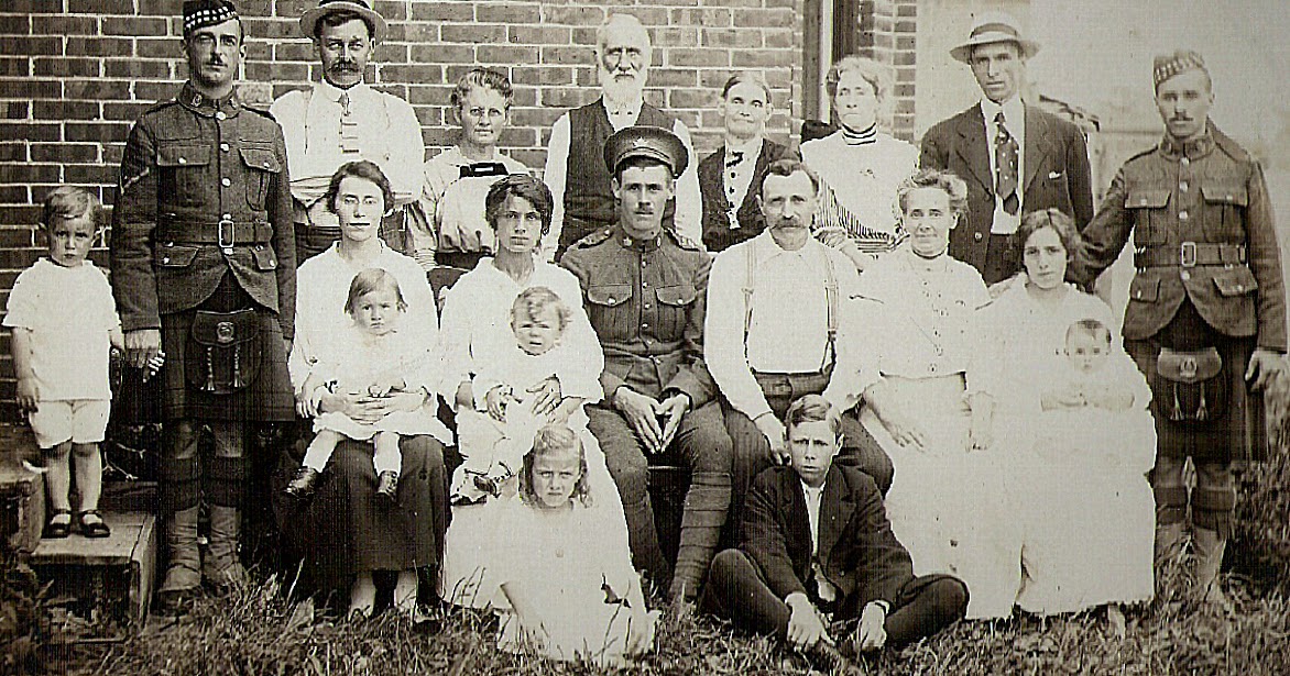 Camera on King & Aurora : Family photo from WW1 era