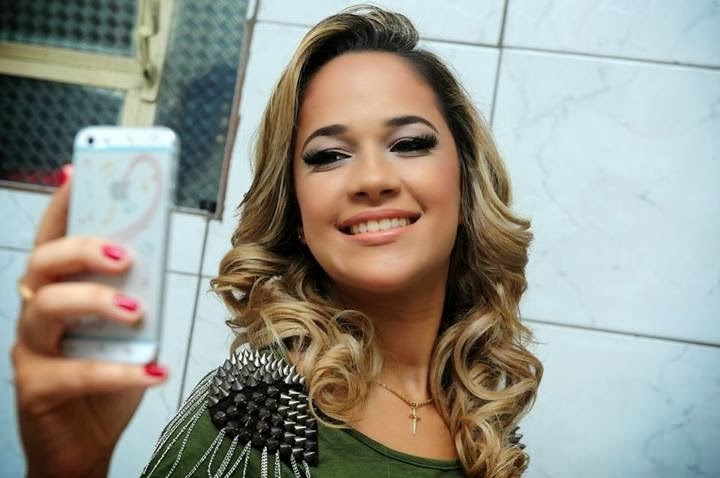 MICHELLE ANDRADE VOCALISTA DA LIMÃO COM MEL REALIZA ENSAIO FOTOGRAFICO