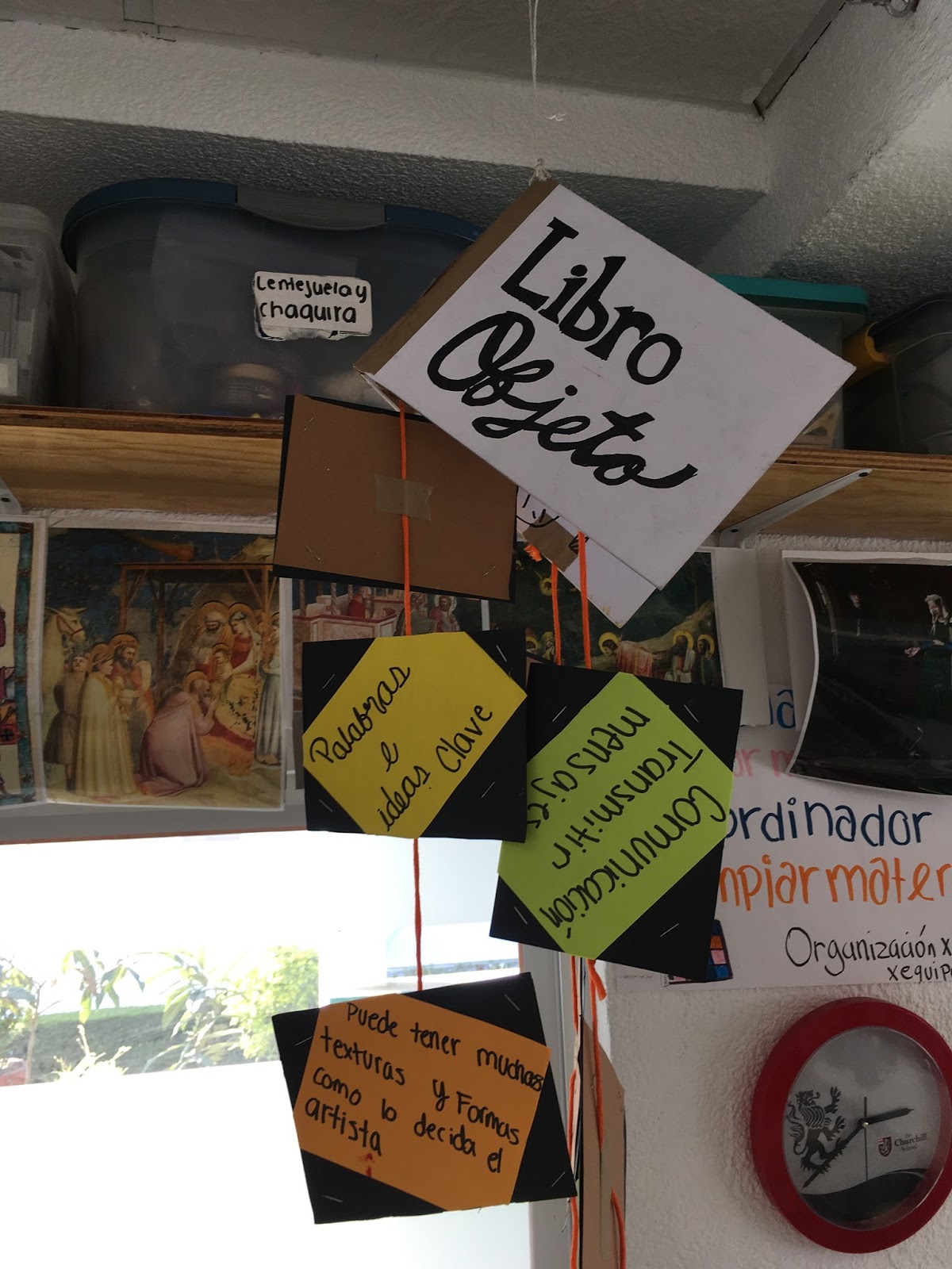 Cartel con definiciones de libro objeto