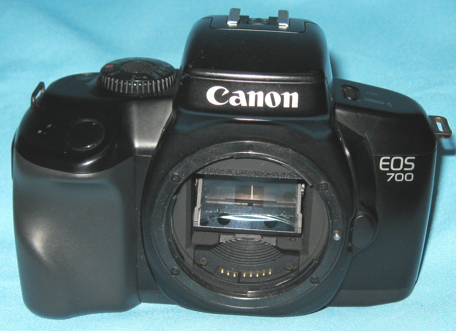 The Chens: The User's Review: Canon EOS 700 released 1990 and ended in 1991