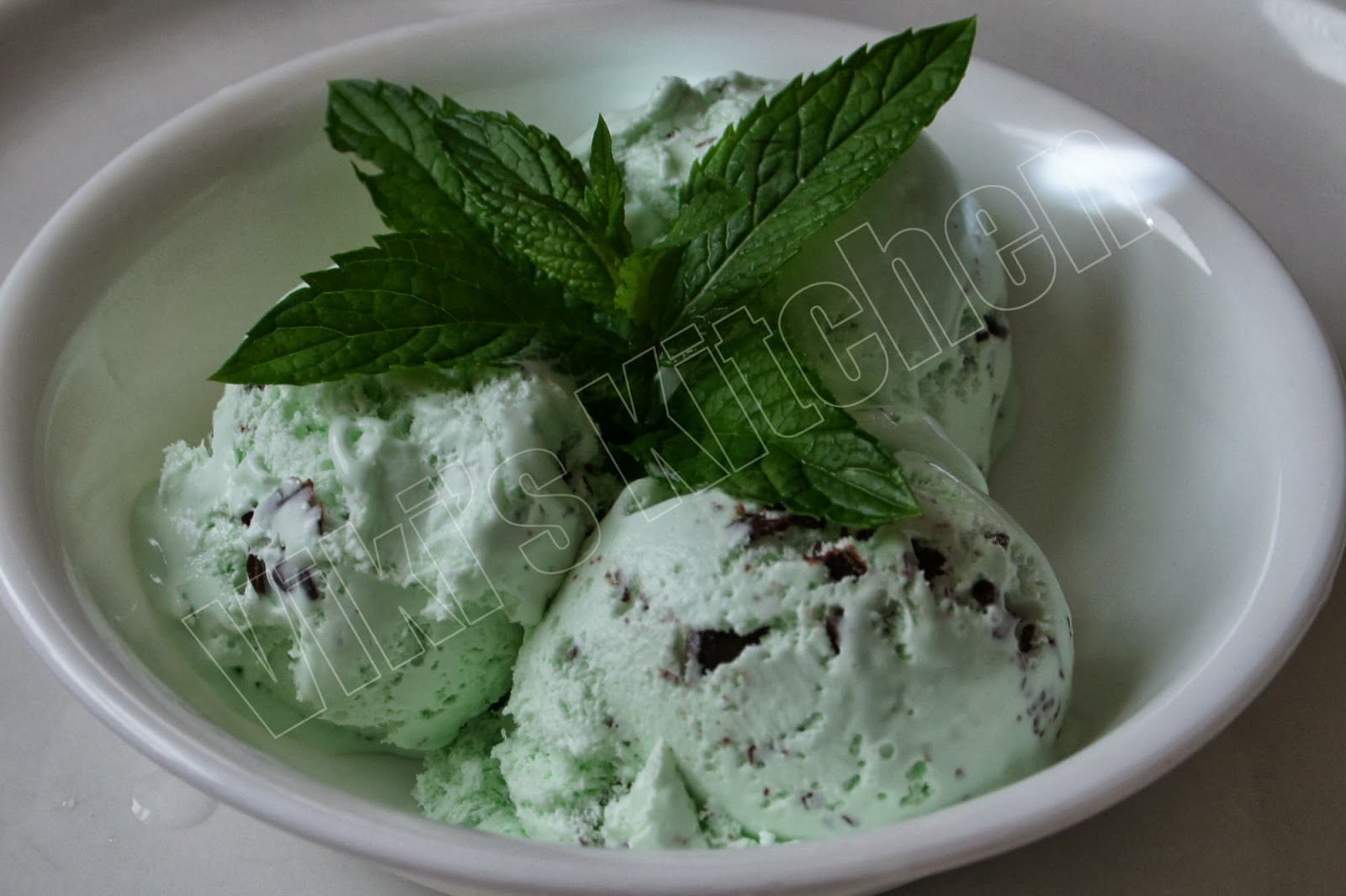 Viki 's Kitchen: Chocolate chip mint icecream