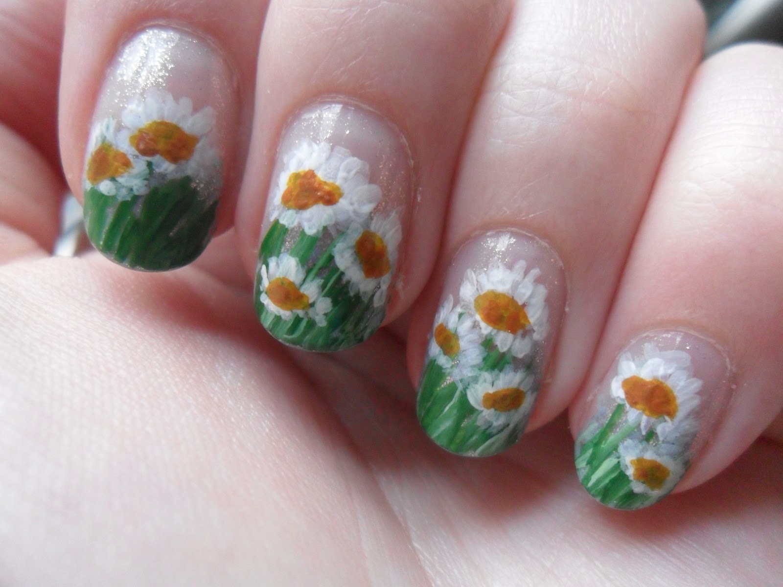 Sara Fisk; Nail Art: Daisies in grass nail art
