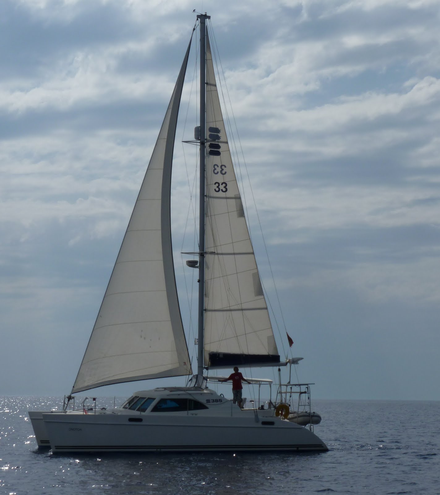 ONOTOA: Onotoa unter Segeln / Onotoa sailing