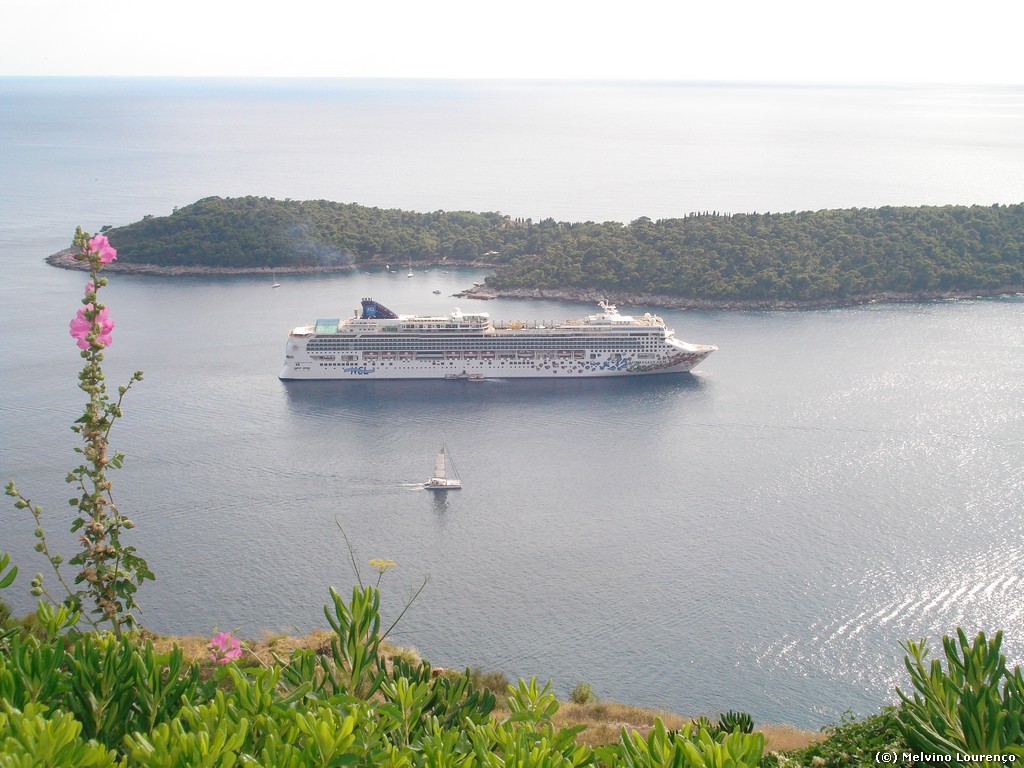 O Porto da Graciosa: "NORWEGIAN GEM" fundeado em Dubrovnik e em Santorini
