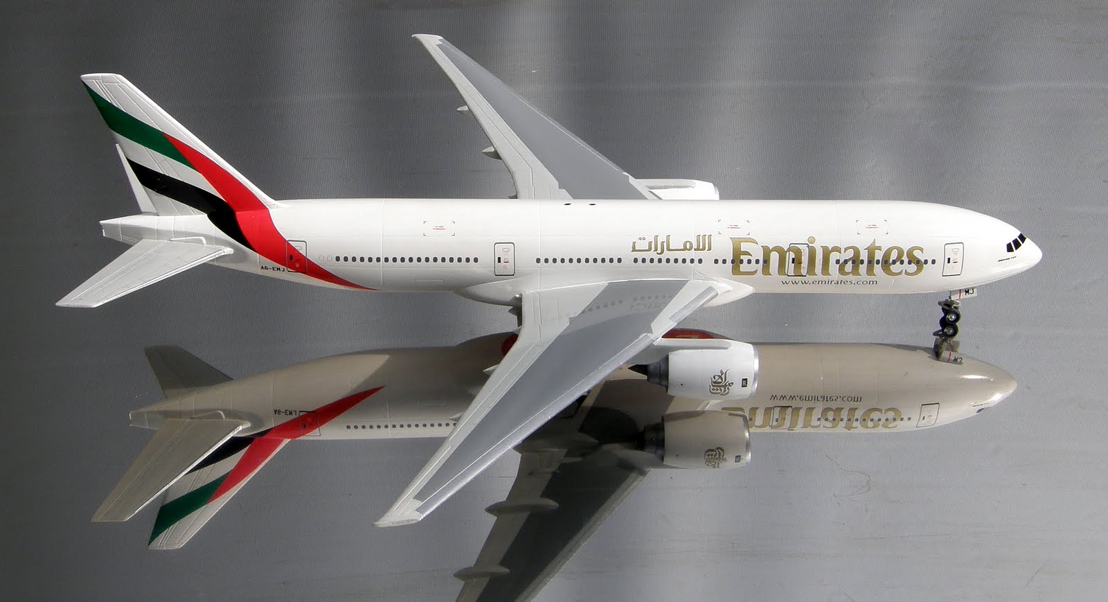 wade's scale models & modest aviation photography: Emirates Boeing 777 ...