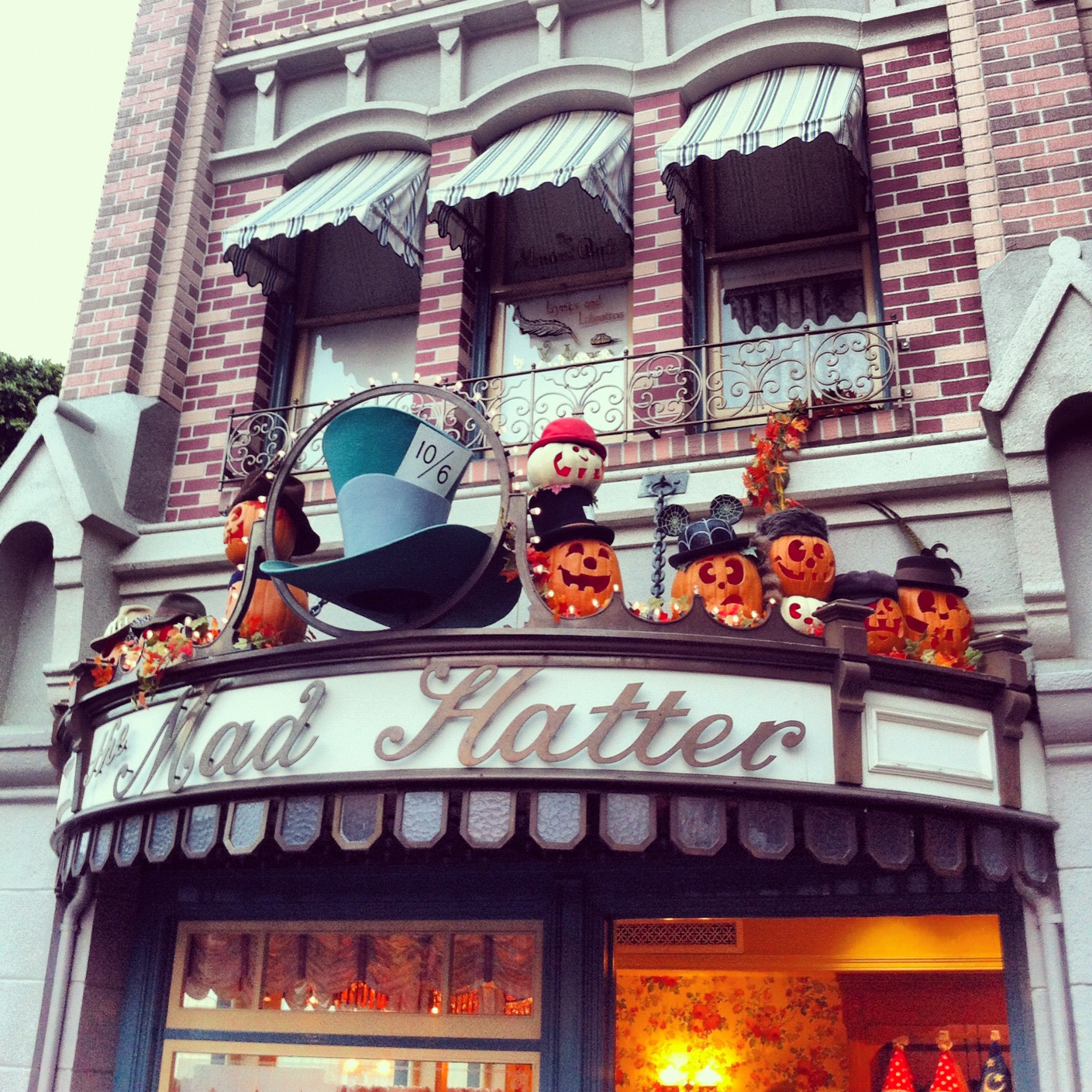 Disney Sisters: Epic Mickey's Warren Spector meets Ortensia at Disneyland