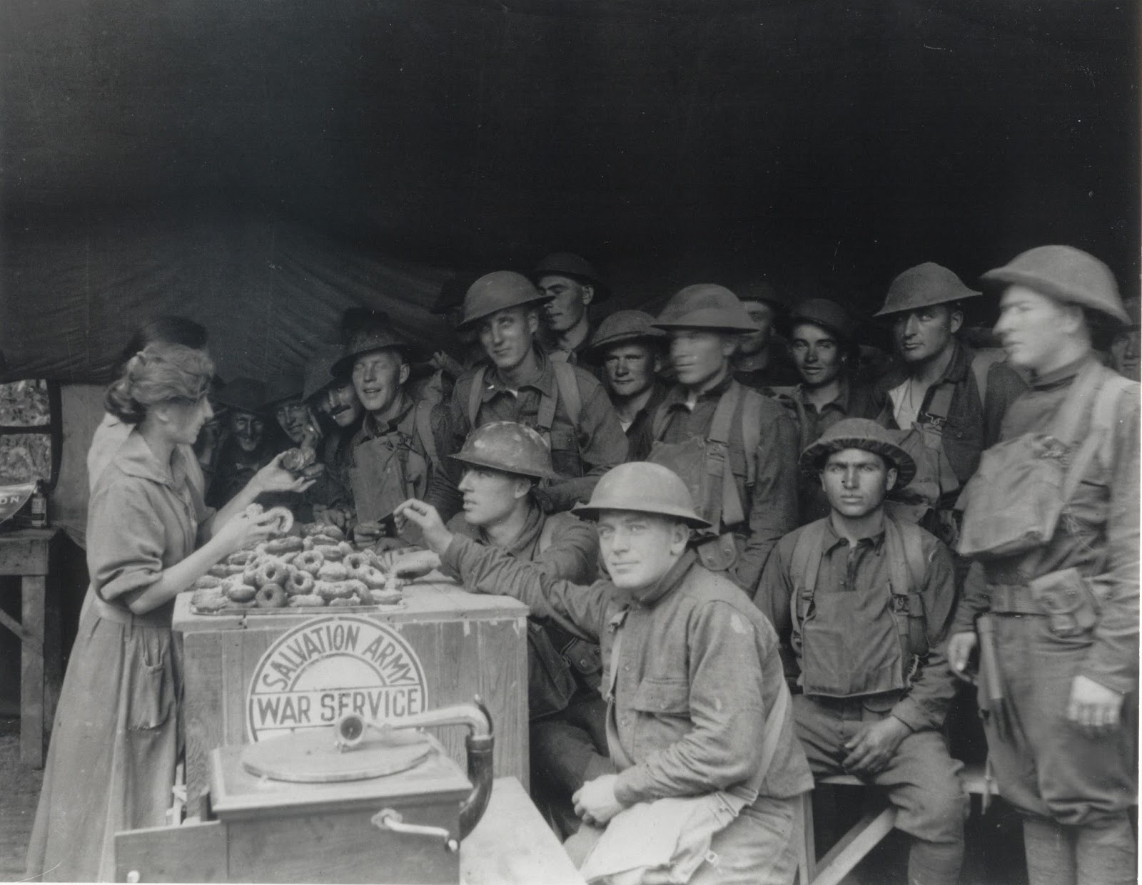 Salvation Army 'Doughnut Girls' distributing treats to GIs during WWI ...