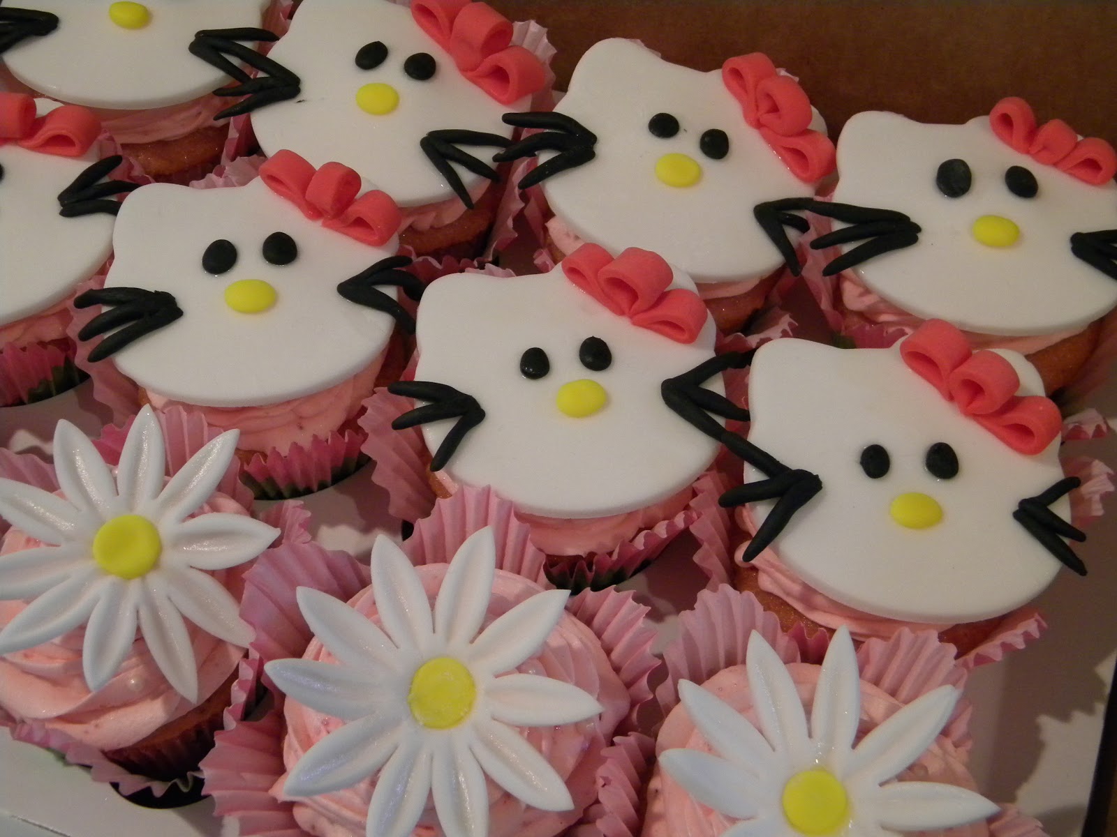 Ze Cookie Lounge: Hello Kitty Cupcakes