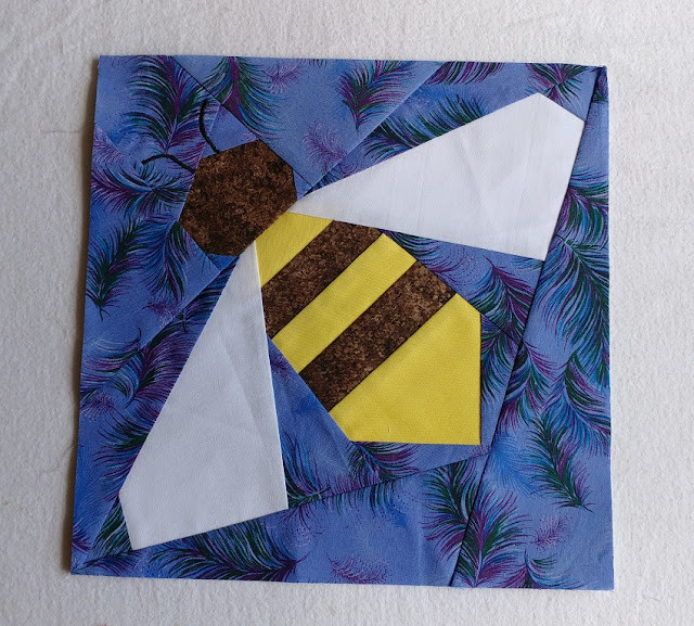 The Life of Riley: Gridster Bee: Paper Pieced Honey Bee Block Instructions