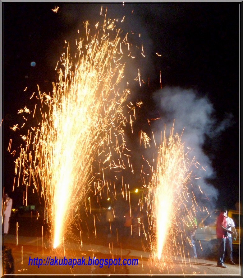Akulah Bapak: Adat Menjulang, Baju Melaka, Sanggul Lintang & Bunga Api