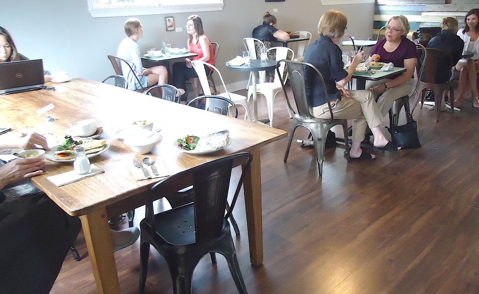 * T h e * V i s u a l * V a m p *: Magpie Cafe Getting A Huge Buzz