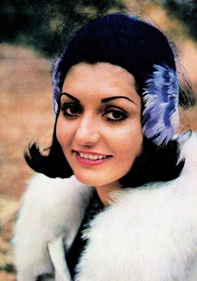40 Fascinating Photographs of Googoosh, One of Iran's Biggest Pop Stars ...