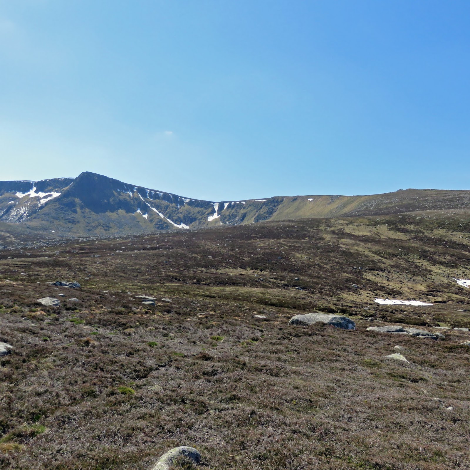 Desmondo's Ramblings: Lochnagar by the long, long route, Invercauld Bridge