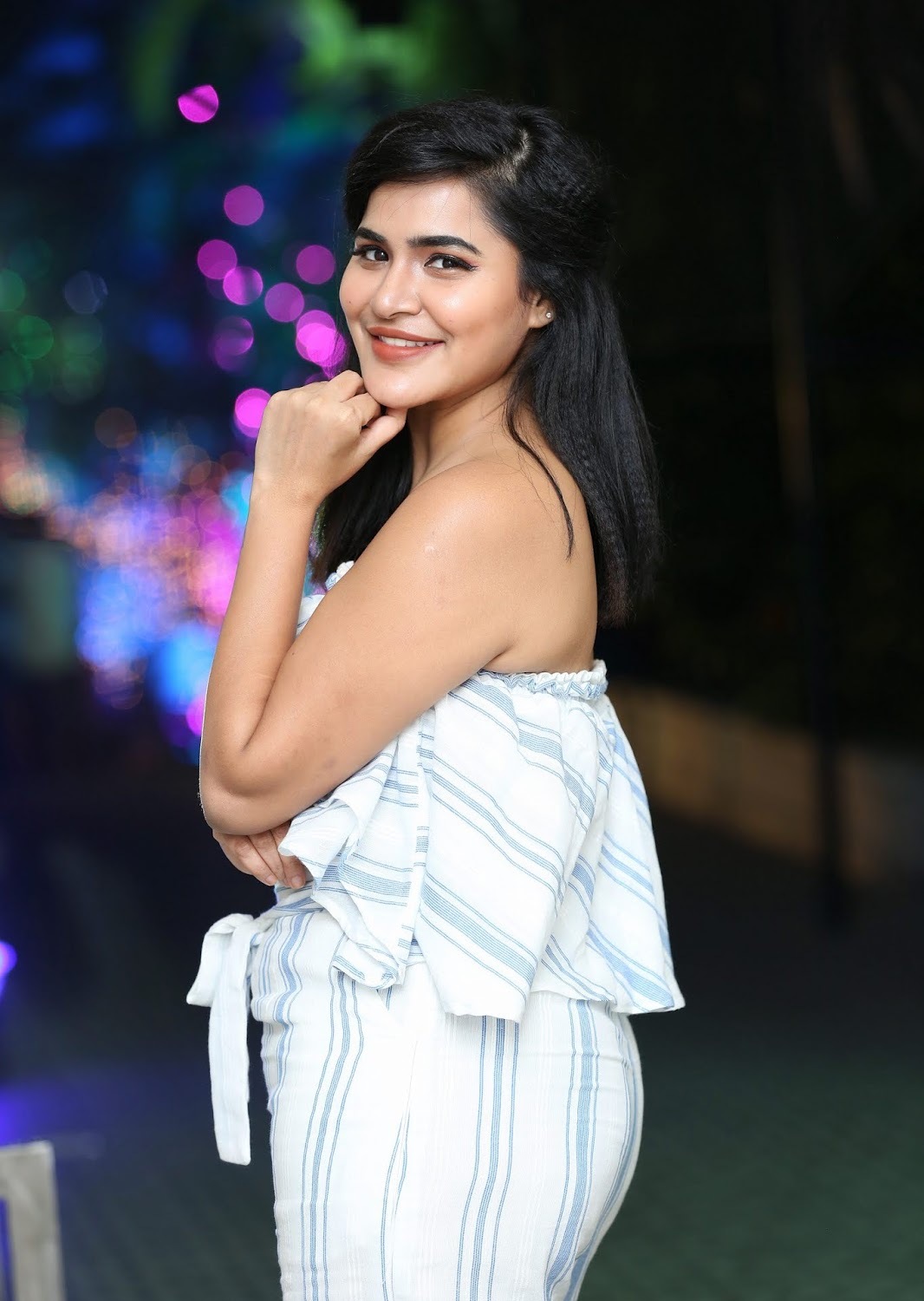 Ashu Reddy Spicy Photos in White Modern Sleevless Dress - Media Updaters