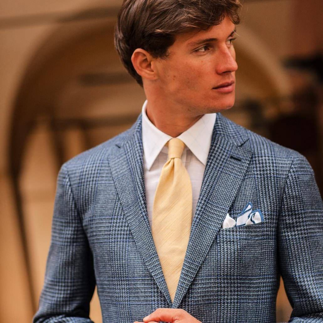 traje gris corbata amarilla Descuento online