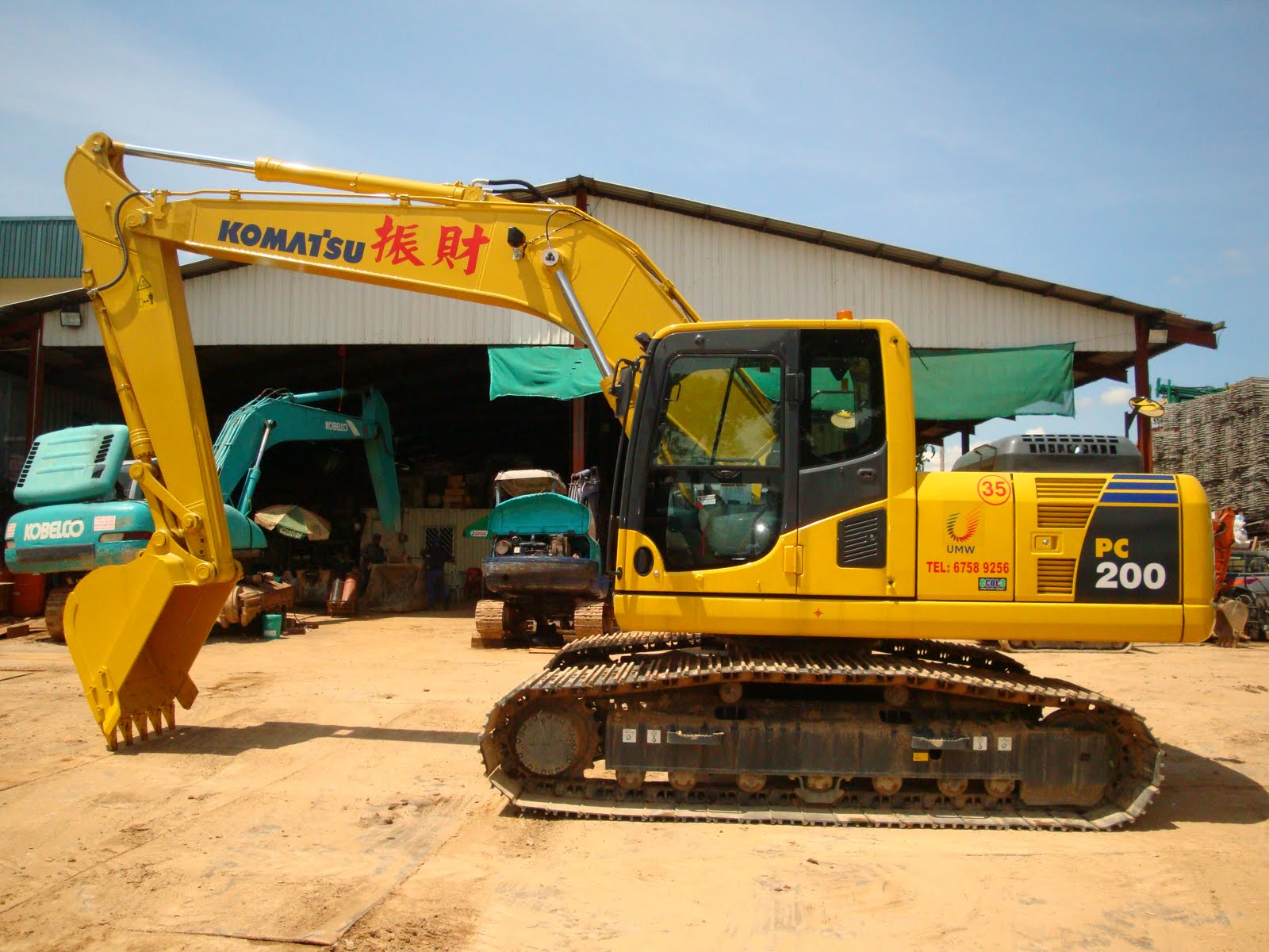 振財建築私人有限公司: New Komatsu PC 200-8 Excavator