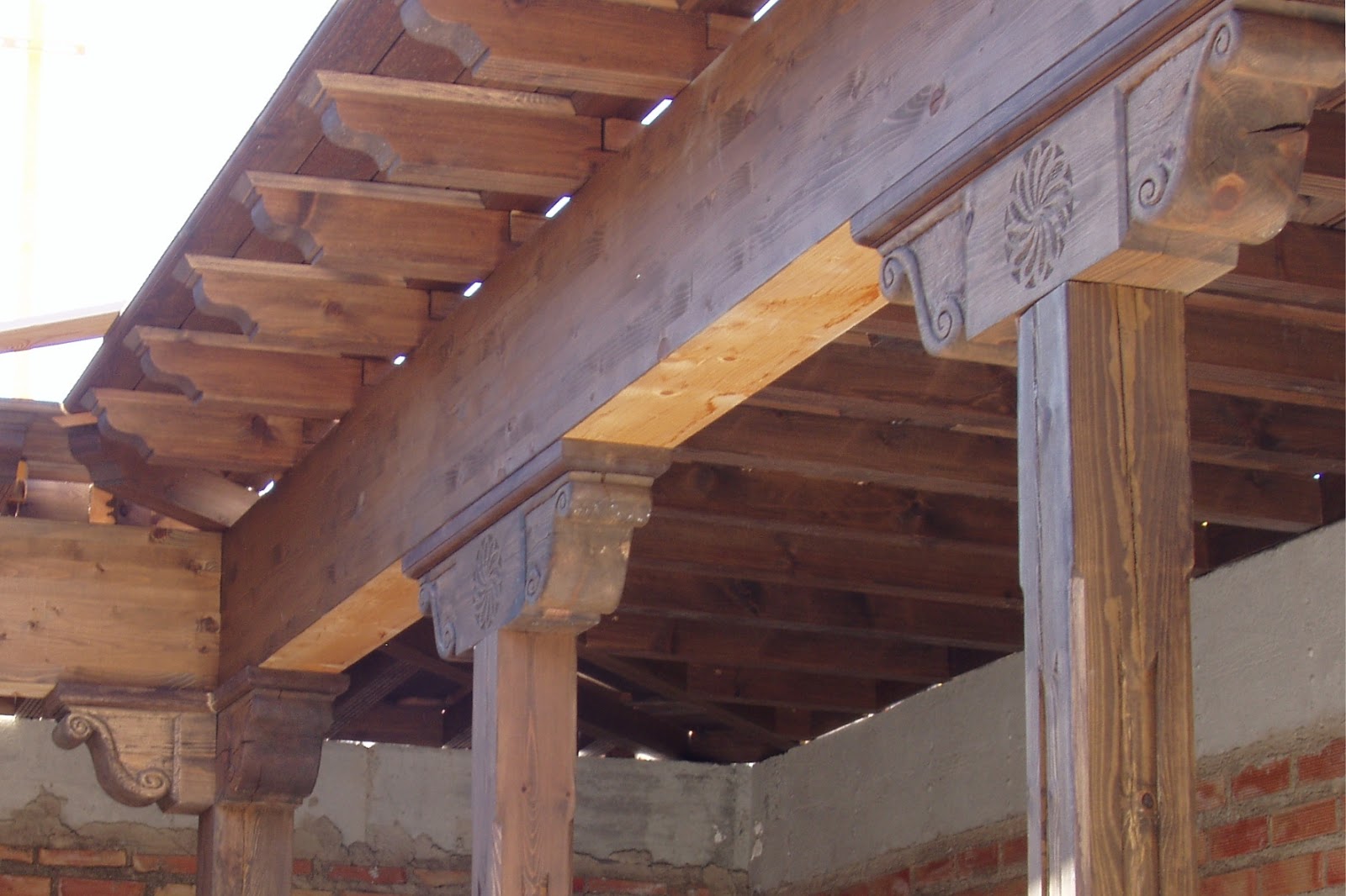 Artesanía en Piedra Natural. Ramón y su Escalfilador: Capitel de madera