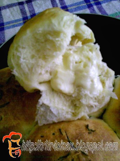 Citra's Home Diary: Cheesy Rosemary Bread