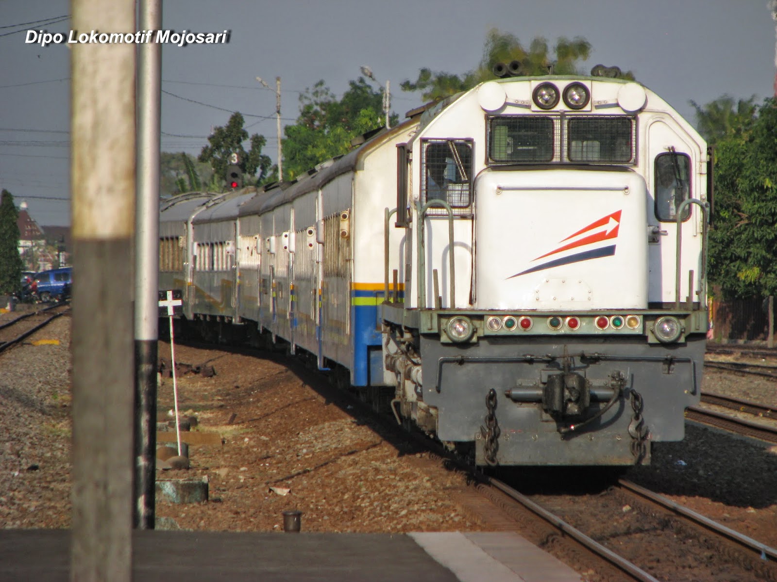 Kereta Api Indonesia: Sancaka Sore Yogyakarta Dengan Lokomotif Seri ...