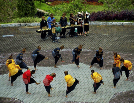 Keunikan Gerak Tari Randai Dan Cerita Tari Randai Minangkabau Sumatera ...