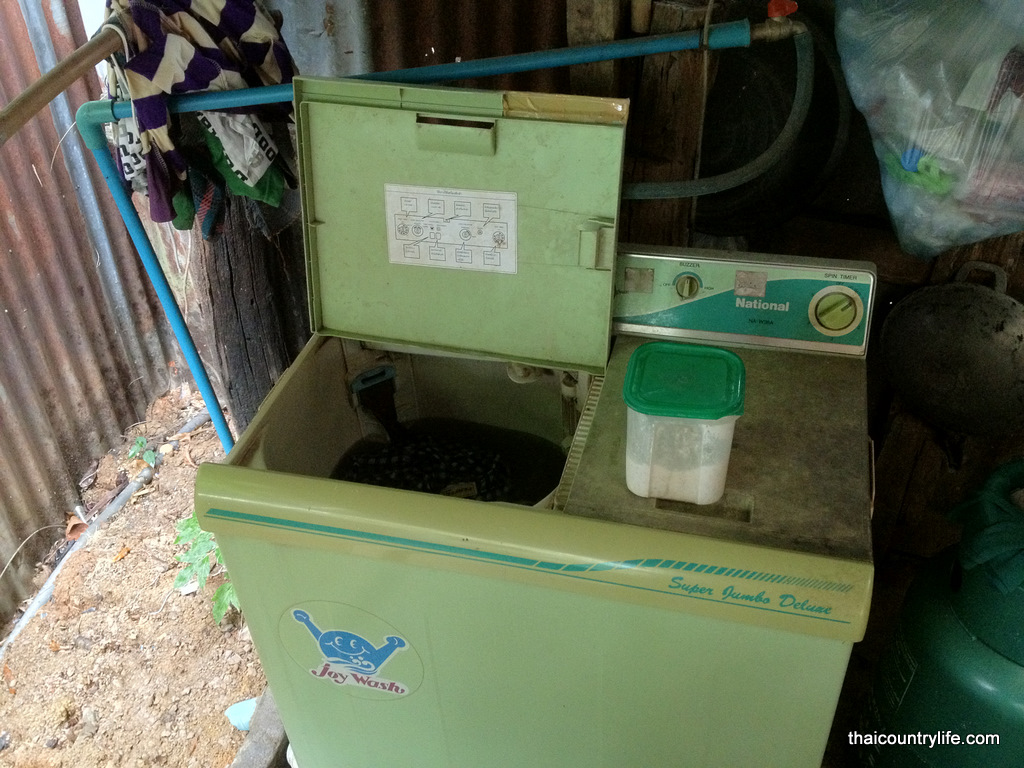 Thai Country Life - ThaiKarl: 120314 Thaikarl - Laundry man, me?