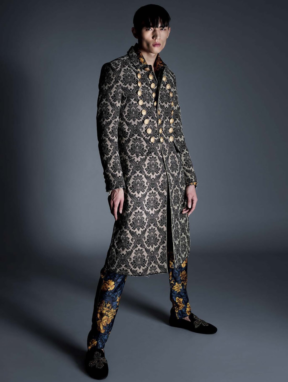 Evan Fang se enfunda en looks de Dolce & Gabbana para Men's Folio Malasia